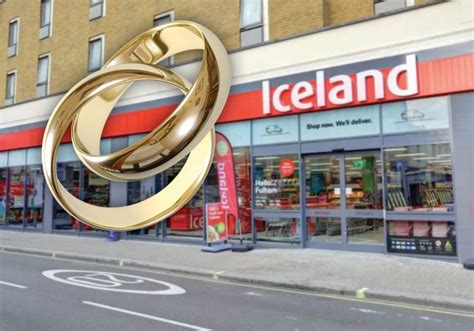 Bónorð í Verslun Iceland Dv