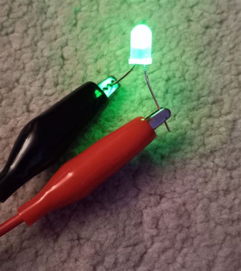Why Does A 5v Square Wave Allow Me To Connect To Either End Of A Light