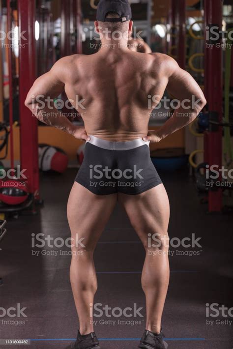 남자는 체육관에서 보디 빌딩에 종사 하 고 바 벨을 리프트 하 고 그의 근육을 훈련 Practice Drill에 대한 스톡 사진 및 기타 이미지 Practice