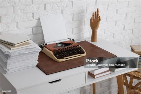 하얀 벽돌 벽 근처의 책상 위에 타자기가 있는 편안한 작가의 작업 공간 0명에 대한 스톡 사진 및 기타 이미지 0명 가구 고풍스런 Istock