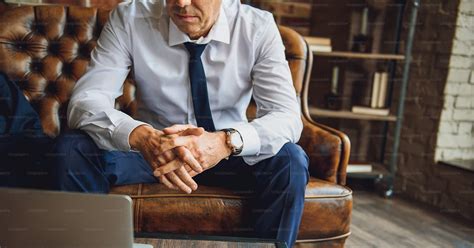 전화와 컴퓨터는 진지한 남성 앞 테이블에 있습니다 그는 책상 근처에 앉아 사진 Unsplash의 심심하다 이미지