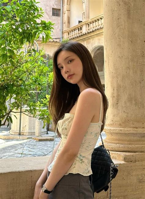 패션엔 ‘박서준과 열애설 수스 스페인에서 이기적 미모 강렬 고혹미의 탱크톱룩