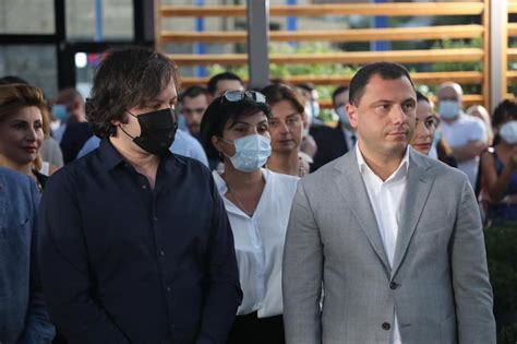 მოგზაურობასა და ტანსაცმელში დახარჯული 120 000 ლარი ძვირადღირებული სამკაულები ფერწერული ტილოები