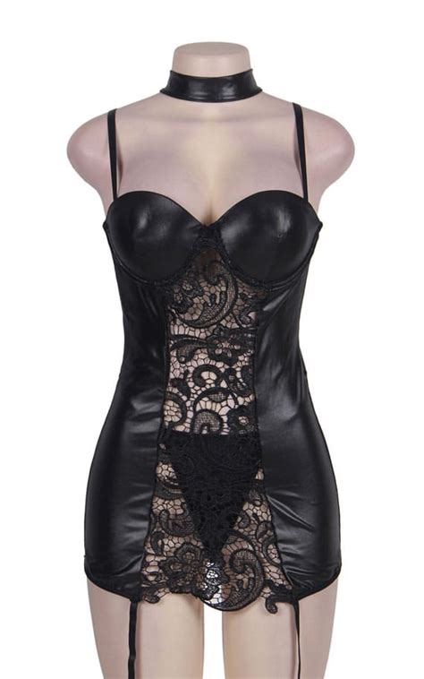 Ексклузивно Сексипилно Црно Неглиже Комбинирано од Латекс и Чипка со Лента околу Вратот и со