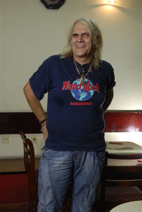 Ukrštene Dve Gitare Na Spomeniku Bore Đorđevića Evo šta Piše Na Spomeniku