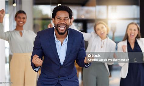 승리 축하 및 흥분된 비즈니스 흑인 남성은 스타트업 성공 행복 및 환호와 함께 사무실에 있습니다 협업 팀워크 및 성취 목표 및 승리를 가진 행복한 직원의 초상화 20 24