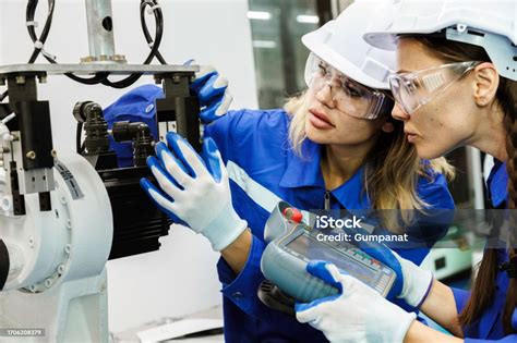 여성 자동화 기계 엔지니어 학생 연구 및 검사 제어 로봇 팔 기계 대학 또는 공장 작업장 Ai 로봇 기술 인더스트리 50 제조업의 새로운 혁신 트렌드 20 24세에 대한