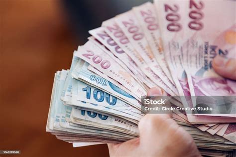 Турската лира с нов исторически минимум спрямо долара