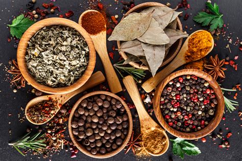 다양한 향신료돌 테이블에 빈티지 숟가락 다채로운 허브와 향신료 동양 시장 맨 위 보기 카페 컨셉 맛있는 음식 배달 가루로 빻은에 대한 스톡 사진 및 기타 이미지 Istock