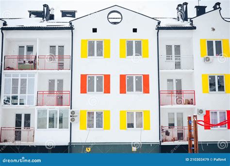 Muy Bonito Edificio Residencial De Color Con Ventanas De Colores Imagen De Archivo Editorial