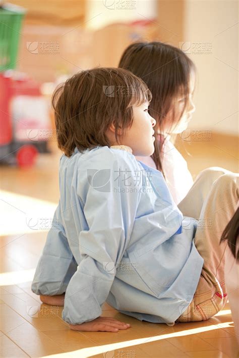 儿童 幼儿园 侧面像 垂直画幅 档案 父母 人群 友谊 教室 情感