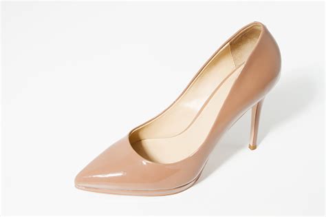 베이지 색 하이힐 여성 특허 가죽 신발 흰색 배경에 격리 된 닫아 패션 여성 신발 액세서리입니다 선택적 초점 바닥에 여성 신발 공간을 복사합니다 맨 위 보기 0명에 대한