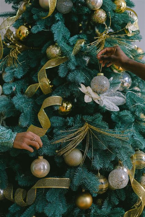 실내 겨울 계절 골드 나무 녹색 눈송이 다채로운 리본 매달린 밝은 빨간 상록수 선명한 소나무 스파클 싸고 야한 것 싸구려 아늑한 연말
