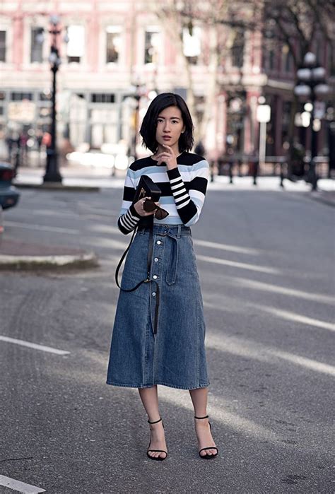 How To Wear A Denim Skirt 13 Outfits To Copy Now Denim Skirt Outfits