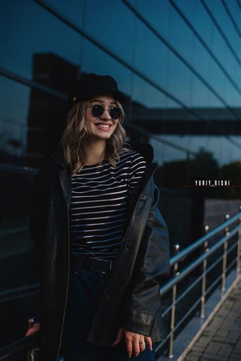 Фотосессия девушки на улице Womens Top Fashion Leather Jacket