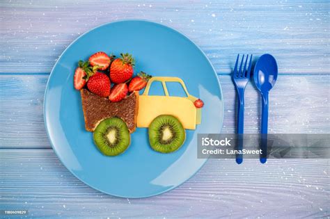 샌드위치와 딸기로 된 어린이 조식 초콜릿 페이스트 딸기 키위와 치즈와 재미 자동차 트럭 샌드위치 키즈 푸드 아이디어 개념에 대한 스톡 사진 및 기타 이미지 Istock