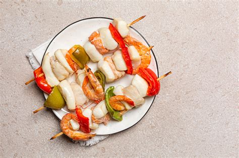 오븐에 구운 생선과 피망을 곁들인 해산물 꼬치 먹을 준비가 되었습니다 맨 위 보기입니다 공간을 복사합니다 0명에 대한 스톡 사진 및 기타 이미지 Istock