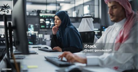 기술 기업 사무실에서 컴퓨터로 작업하는 사려 깊은 중동 여성의 초상화 혁신적인 인터넷과 서비스로서의 소프트웨어 프로젝트를 위한