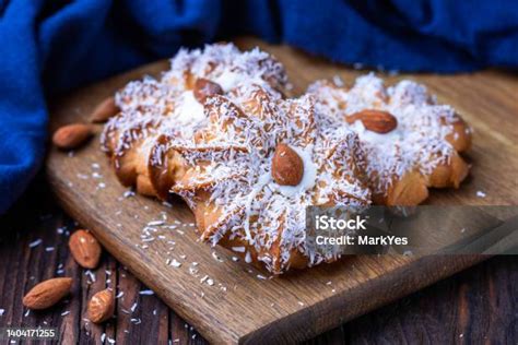 홍차 한 잔과 수제 빵집이있는 접시 나무 테이블에 비스킷 갈색에 대한 스톡 사진 및 기타 이미지 갈색 꿀 노랑 Istock