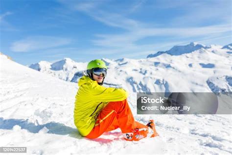 눈 덮인 경사면에 앉아 노란색 재킷을 입고 헬멧을 착용 하는 스포츠 남자의 사진 겨울에 대한 스톡 사진 및 기타 이미지 겨울 겨울 코트 계절 Istock
