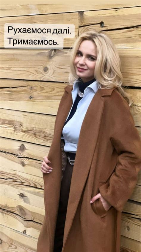 Лілія Ребрик показала як по новому носити білу сорочку гольф та штани ідеальний образ цієї