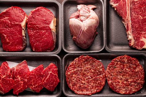 신선한 생 고기 컷 신선한 쇠고기 스테이크와 위에서 상자에 다양한 고기의 다른 종류와 슈퍼마켓에서 검은 플라스틱 포장 트레이 심장에 대한 스톡 사진 및 기타 이미지 Istock