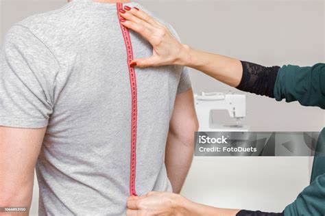 디자이너의 손을 측정 영 남자의 허리 길이 측정 테이프 핑크 슬림 신체의 일부입니다 바로 크기입니다 근접 촬영입니다 T 셔츠에 대한 스톡 사진 및 기타 이미지 Istock