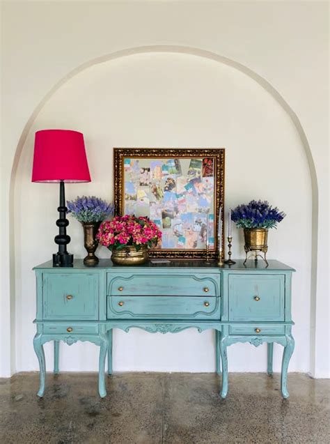 가구 가구 디자인 거실 거울 고전적인 스타일 골동품 꽃 꽃 장식 꽃꽂이 내부 설정 다채로운 라벤더 라이프스타일 램프 레트로 매우 복잡한 방 장식