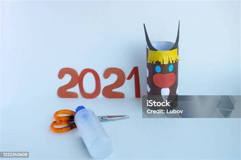 단계별 지침 6 단계 화장실 슬리브에서 종이 공예를 만듭니다 갈색 황소 2021중국 설날 화이트 불 재미 할로윈 귀여운 괴물 Diy 컬러 종이 가위 접착제 아이들의 교육은