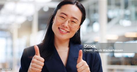 엄지 손가락 걷기 축하 잘한 일 또는 우승자를 위한 이모티콘 제스처로 비즈니스 여성의 얼굴 성공을위한 예 손 기호가있는 행복한