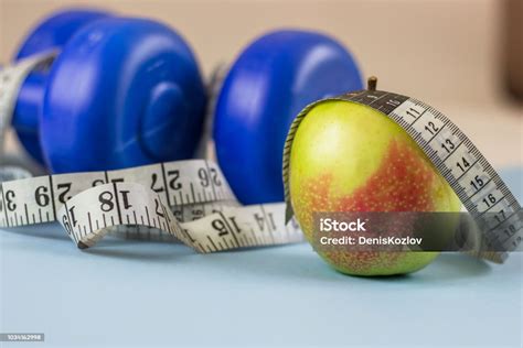 블루 아령 측정 테이프 및 파란 배경에 애플 건강 한 생활양식 몸 무게 감량의 개념 본문에 대 한 관심입니다 텍스트에 대 한 빈 장소입니다 0명에 대한 스톡 사진 및 기타