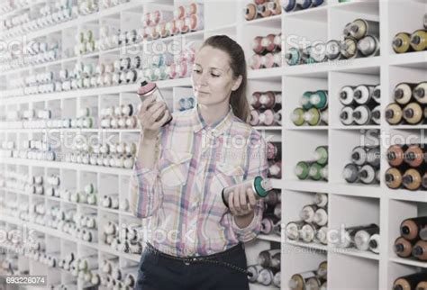 에 어로 졸 페인트 색상을 선택 하는 여자의 초상화 예술이 게에서 수 있습니다 고객에 대한 스톡 사진 및 기타 이미지 고객 고름 공예 Istock