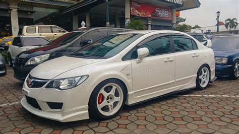 Modified White Honda Civic Fd1 With Honda Civic Type R Fd2 Bodykit In