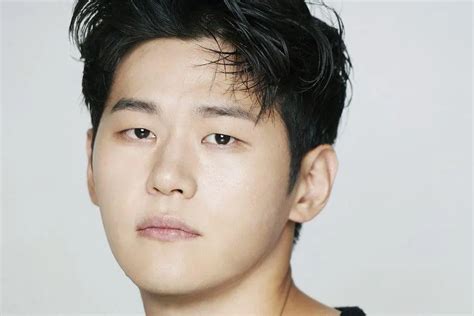 Lee Hak Joo To Tie The Knot With Non Celebrity Girlfriend Soompi