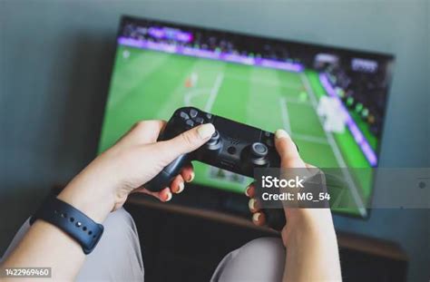 비디오 게임 콘솔을 플레이하는 소녀 게임은 축구입니다 손에 조이스틱 선택적 초점 비디오 게임에 대한 스톡 사진 및 기타 이미지 비디오 게임 축구 축구공 Istock