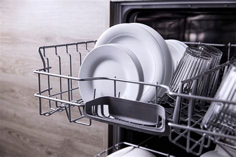 식기 세척기 상부 데크에는 깨끗한 기구 유리잔 주방의 접시가 있습니다 식기세척기에 대한 스톡 사진 및 기타 이미지 식기세척기 광고 비즈니스 Istock