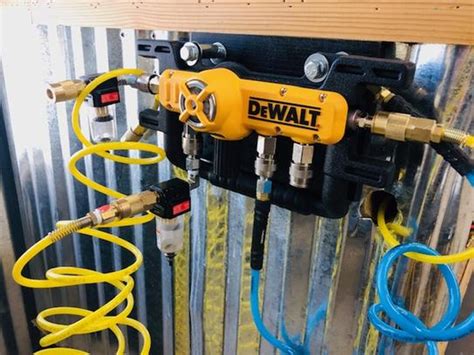 Dewalt Quadraport Air Line Splitter With Regulator And 14 In Couplers