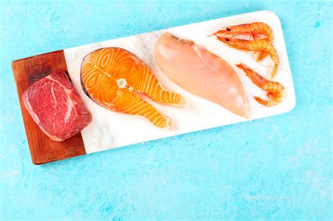 신선한 단백질 원시 쇠고기 고기 연어 물고기 닭 가슴살 새우 복사 공간이있는 파란색 배경에서 위에서 촬영 0명에 대한 스톡 사진 및 기타 이미지 Istock