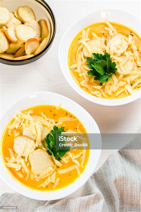 나무 바탕에 크루와 신선한 딜과 파 슬 리를 가진 호박 크림 수프 평면도 0명에 대한 스톡 사진 및 기타 이미지 0명 가을 건강한 식생활 Istock