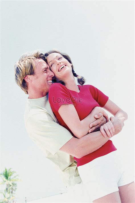 남자와 여자 포옹 사진 무료 다운로드 Lovepik