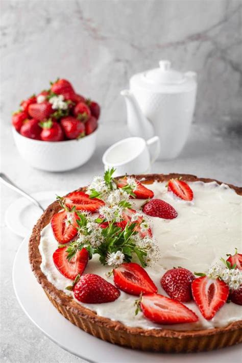 Ніжний полуничний тарт з вершковим кремом рецепт десерту який тане в роті Читайте на Ukr Net