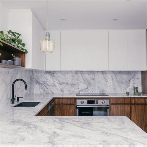 Кухня с деревянными фасадами: 35 проектов | myDecor