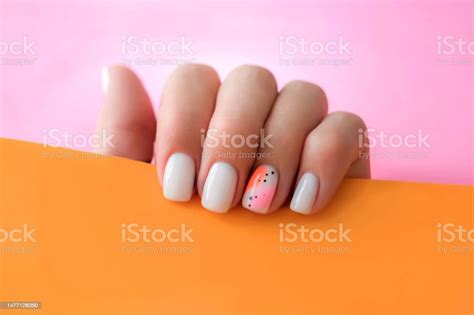 분홍색과 주황색 배경에 매니큐어가있는 아름다운 여성 손 음영 처리 된 네일 디자인 여름 매니큐어 공간을 복사합니다 건강관리와 의술에 대한 스톡 사진 및 기타 이미지 Istock