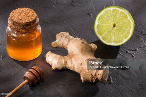 Akar Jahe Dengan Madu Dan Jeruk Nipis Zingiber Officinale Foto Stok Unduh Gambar Sekarang Istock