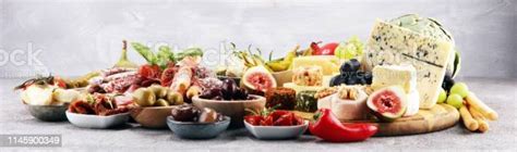 이탈리안 안티 파스 티 와인 간식 세트 치즈 다양 한 지중해 올리브 크루도 프로 슈 토 디 파 르 마 살라미와 그런 지 배경 안경에 와인 안티파스토에 대한 스톡 사진 및