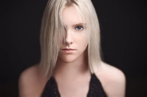 배경 화면 얼굴 여자들 초상화 금발의 간단한 배경 긴 머리 사진술 흑발 유행 코 수퍼 모델 아름다움 말뿐인 헤어 스타일 인물 사진 사진 촬영