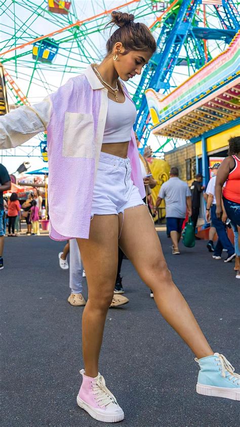 Actress Beauty Pic 😏 Pooja Hedge Ananya Panday Kiara Advani R Gorgeousactress