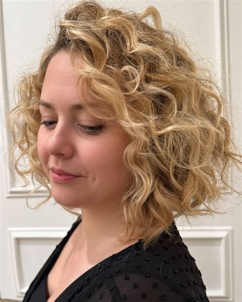 32 Curled Hairstyles That Will Give You Volume Bounce And All The Glam Vibes 32 Curled Hairstyles That Will Give You Volume Bounce And All The Glam Vibes