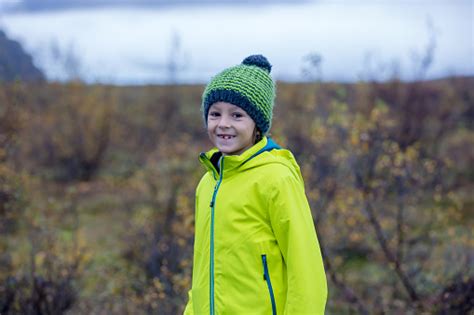 스카타펠 빙하 국립공원의 아름다운 공중 전경에서 포즈를 취하는 어린이들 가을에 대한 스톡 사진 및 기타 이미지 가을 강 겨울 Istock