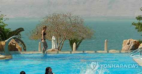 요르단 여행사해 뒤로 보이는 이스라엘